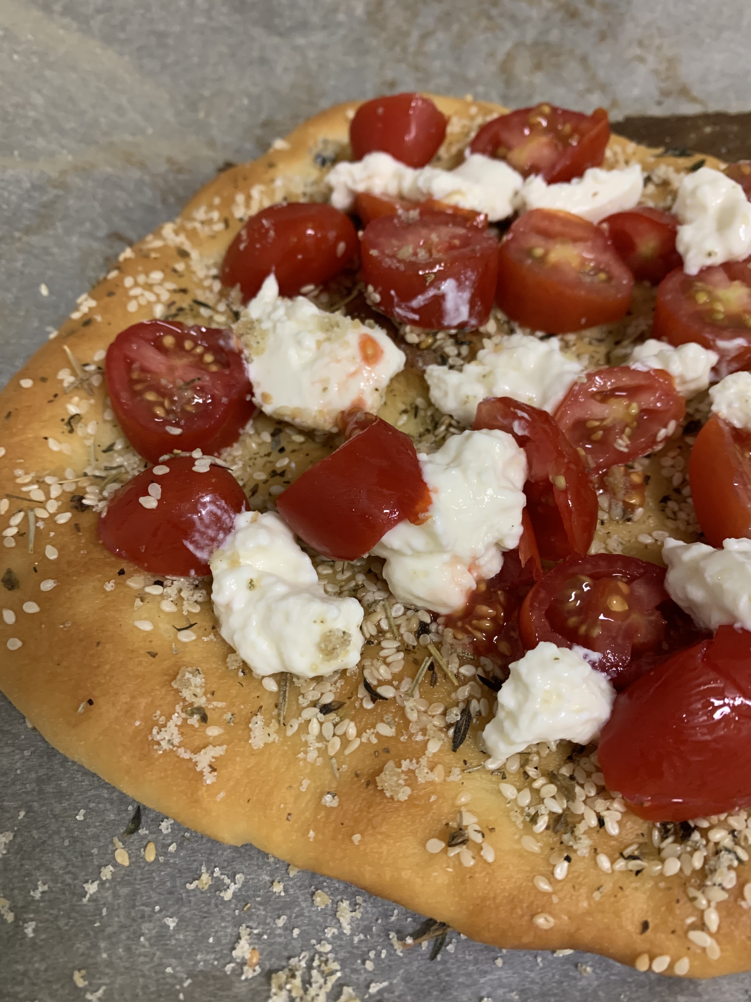“MANEESH”, PANE PIATTO MEDIORIENTALE CON ZA’ATAR, E LA TERAPIA DEL PANE