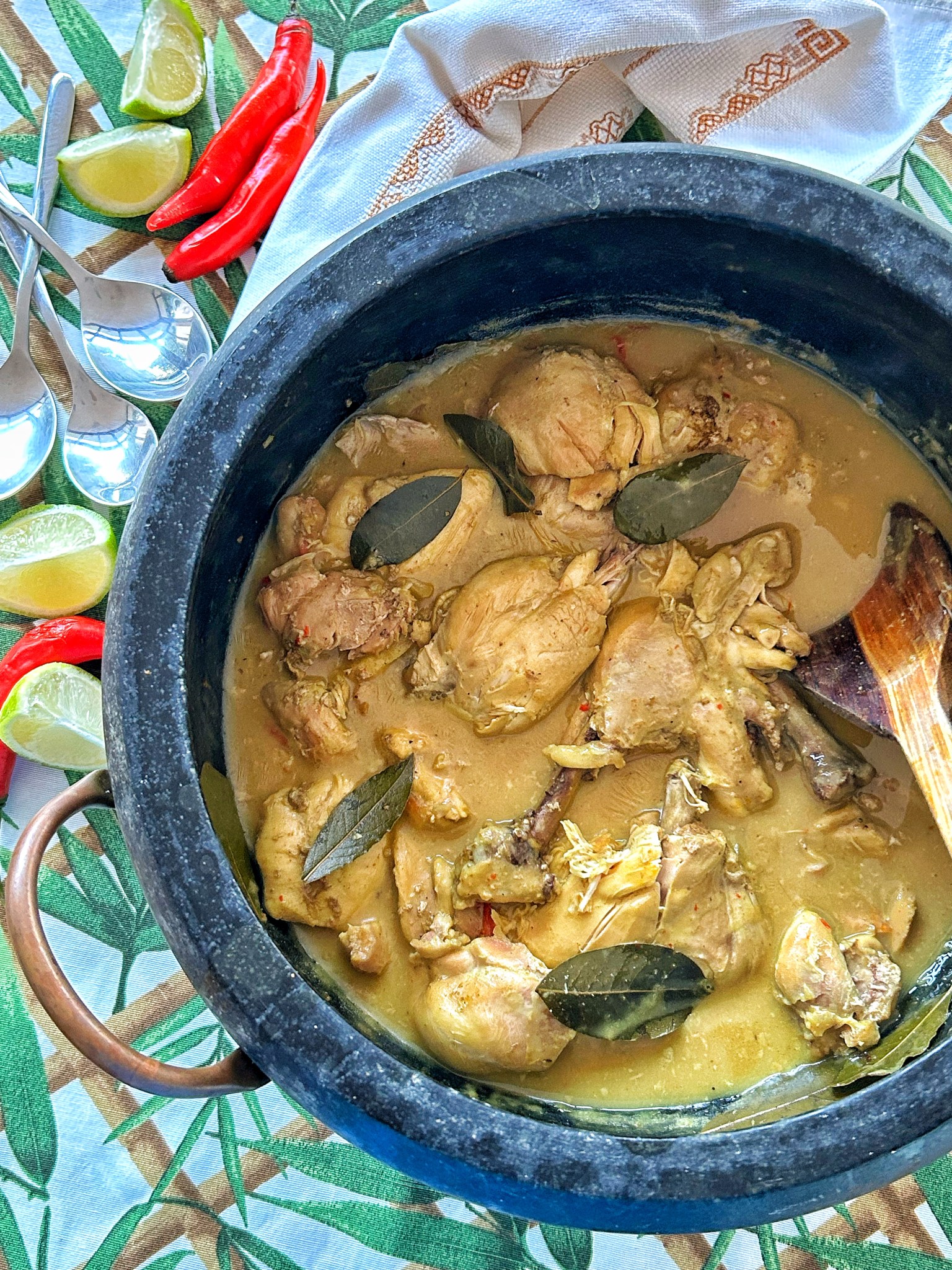 “CHICKEN WHITE SODHI CURRY”, OVVERO SUL CURRY E LA CUCINA DELLO SRI LANKA